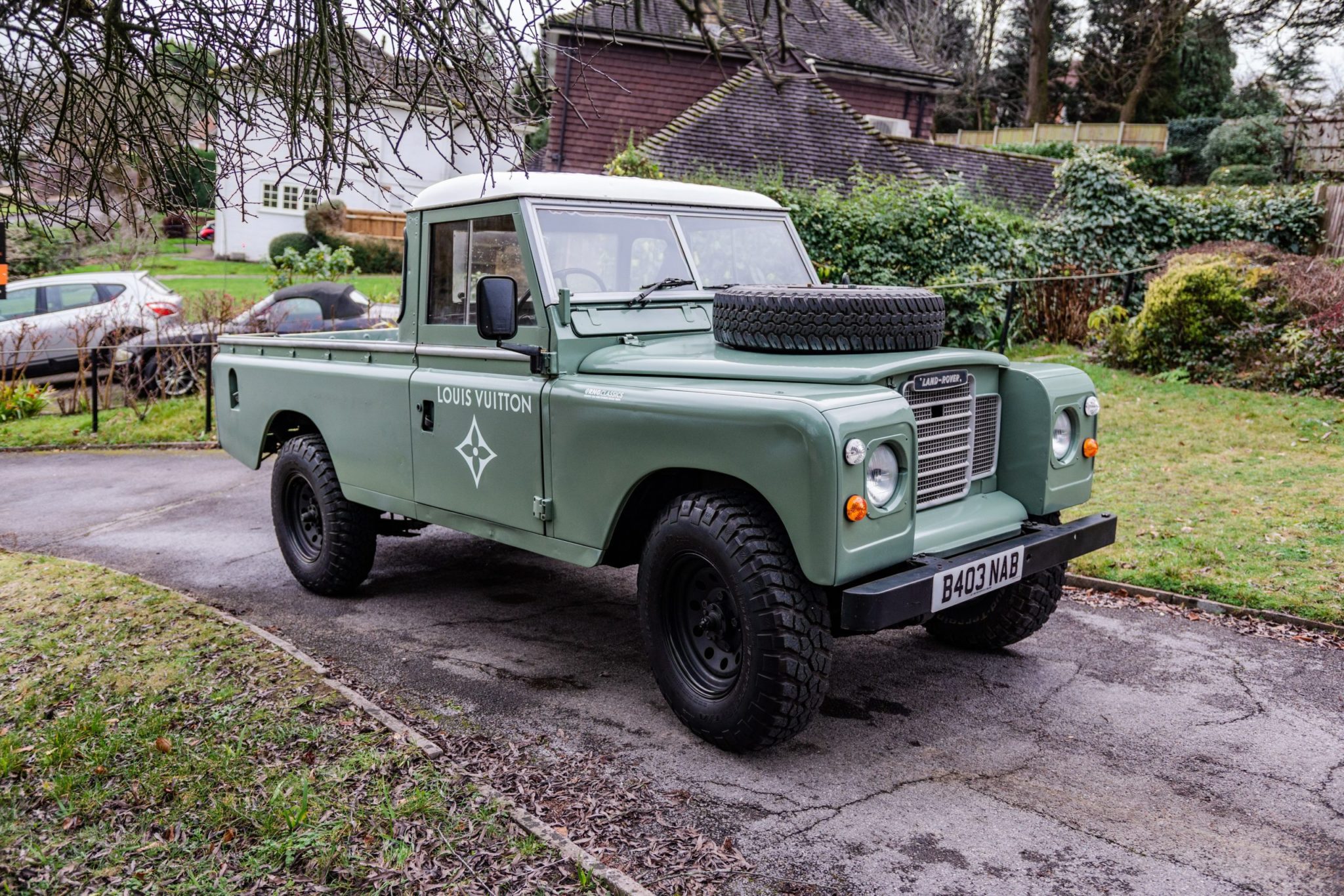 Military Roots to Civilian Charm: Tracing the Old Land Rover Defender's ...